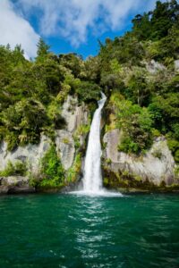 El arroyo es una fuente natural de agua dulce que forma parte del ...